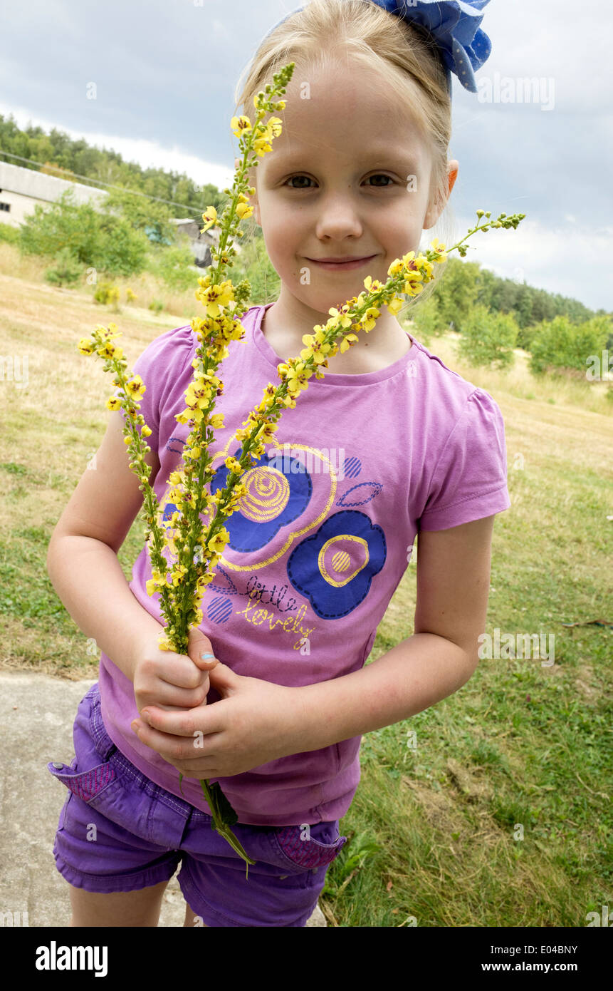Girl holding wild flowers hi-res stock photography and images - Alamy