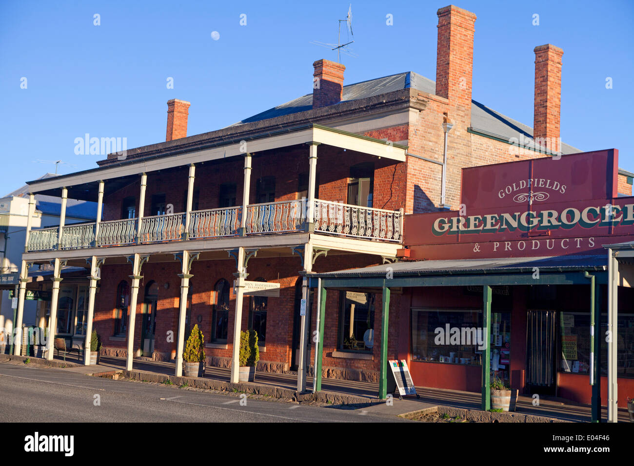 Streetscape in the gold-rush town of Beechworth Stock Photo - Alamy