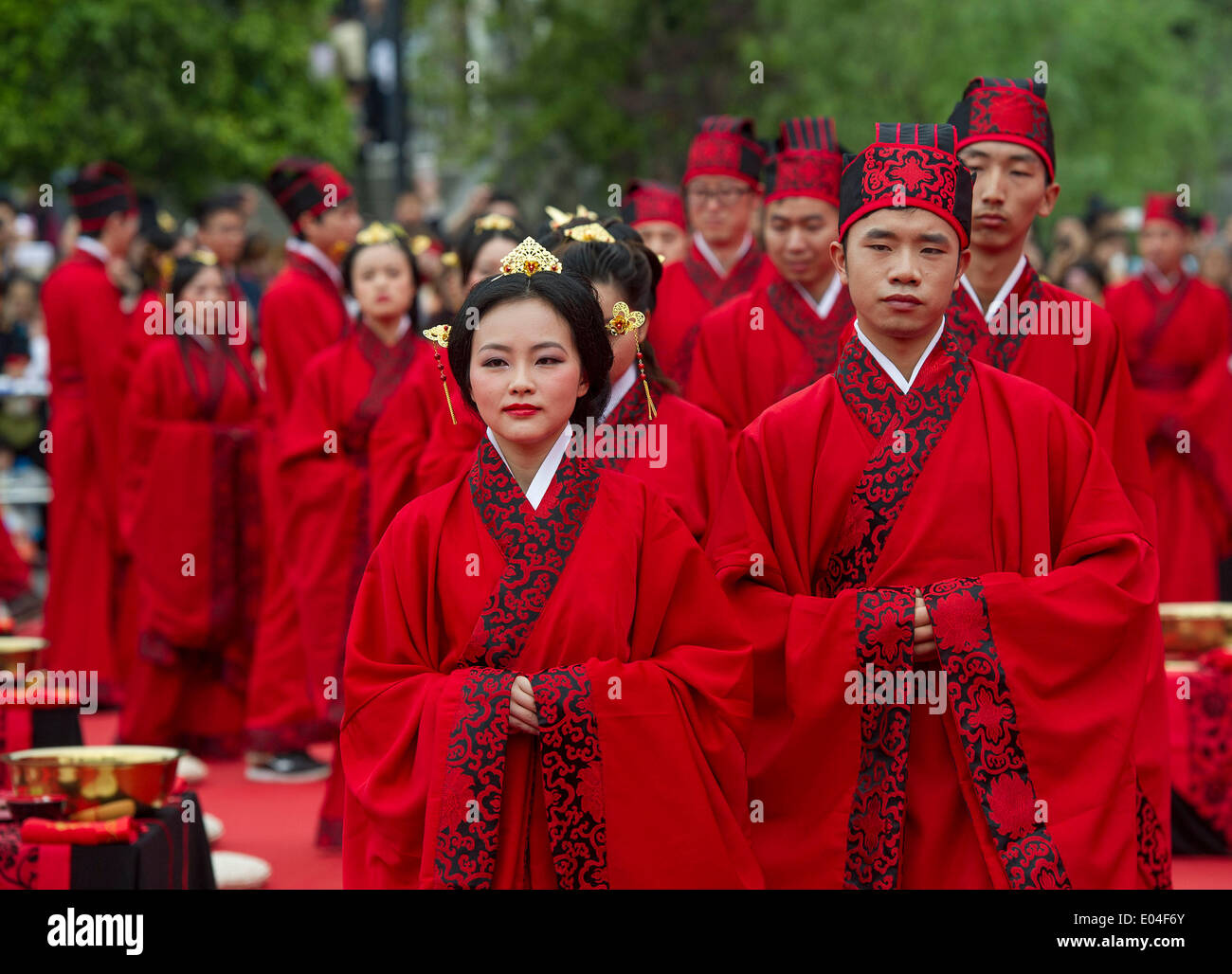 Chinese brides costume hi-res stock photography and images - Alamy