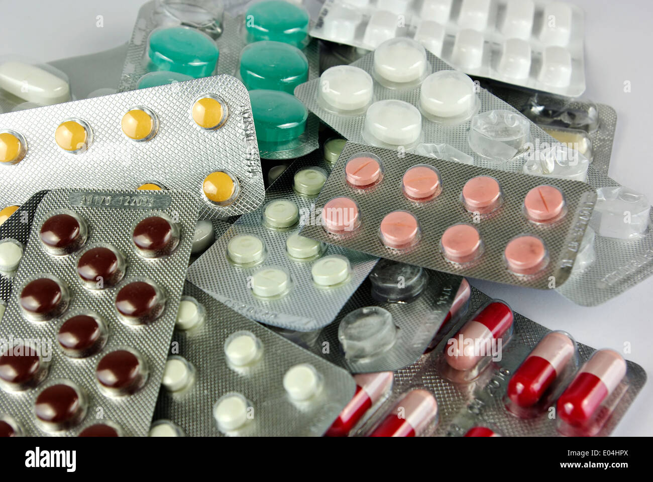 Different color pills hi-res stock photography and images - Alamy