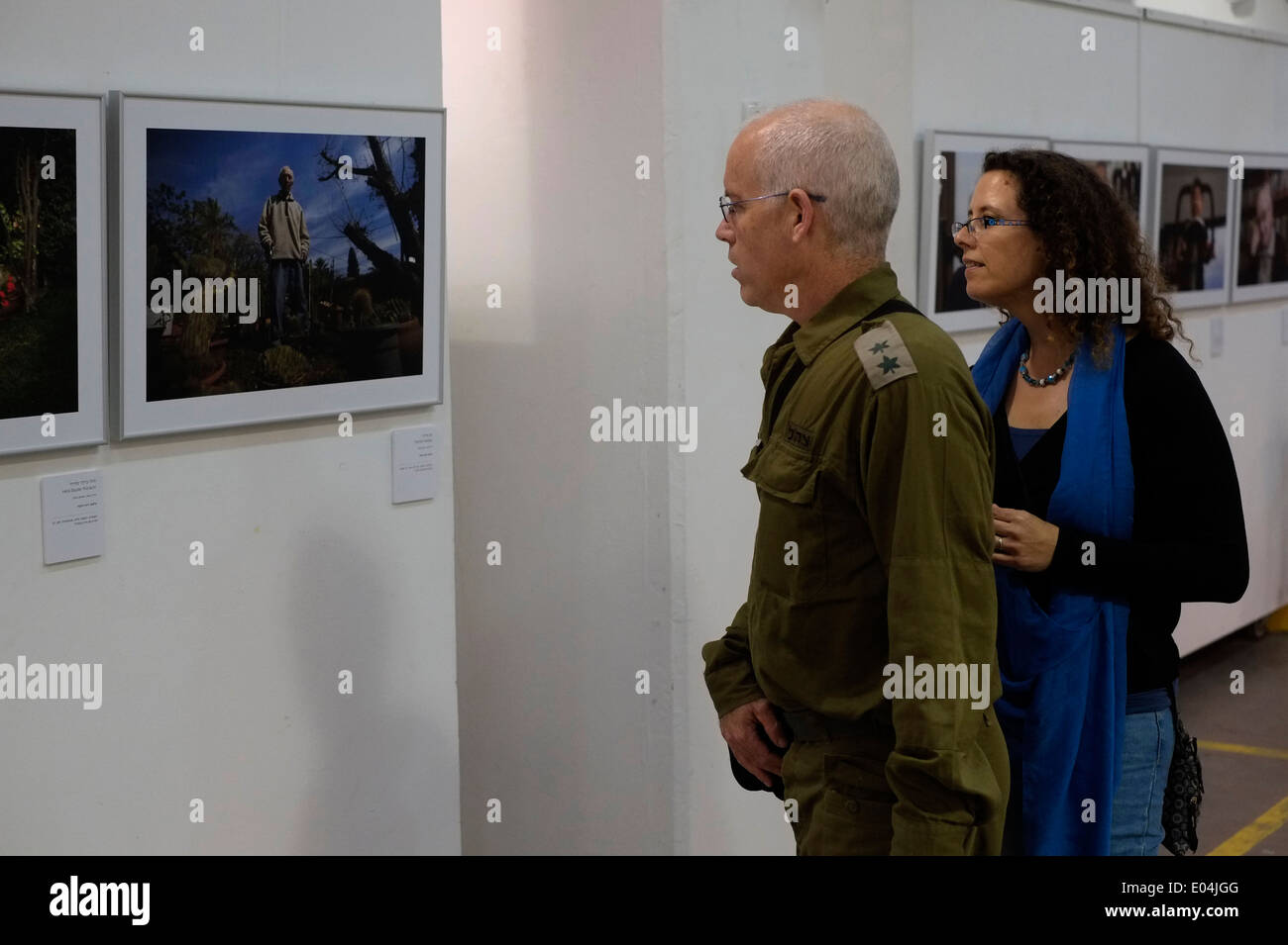 An Israeli military officer visiting a photography exhibition ...