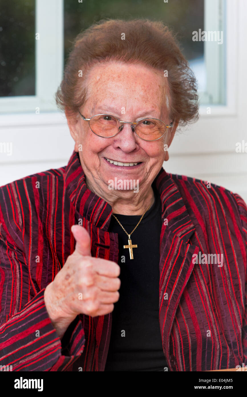 Alte frau feiert hi-res stock photography and images - Alamy