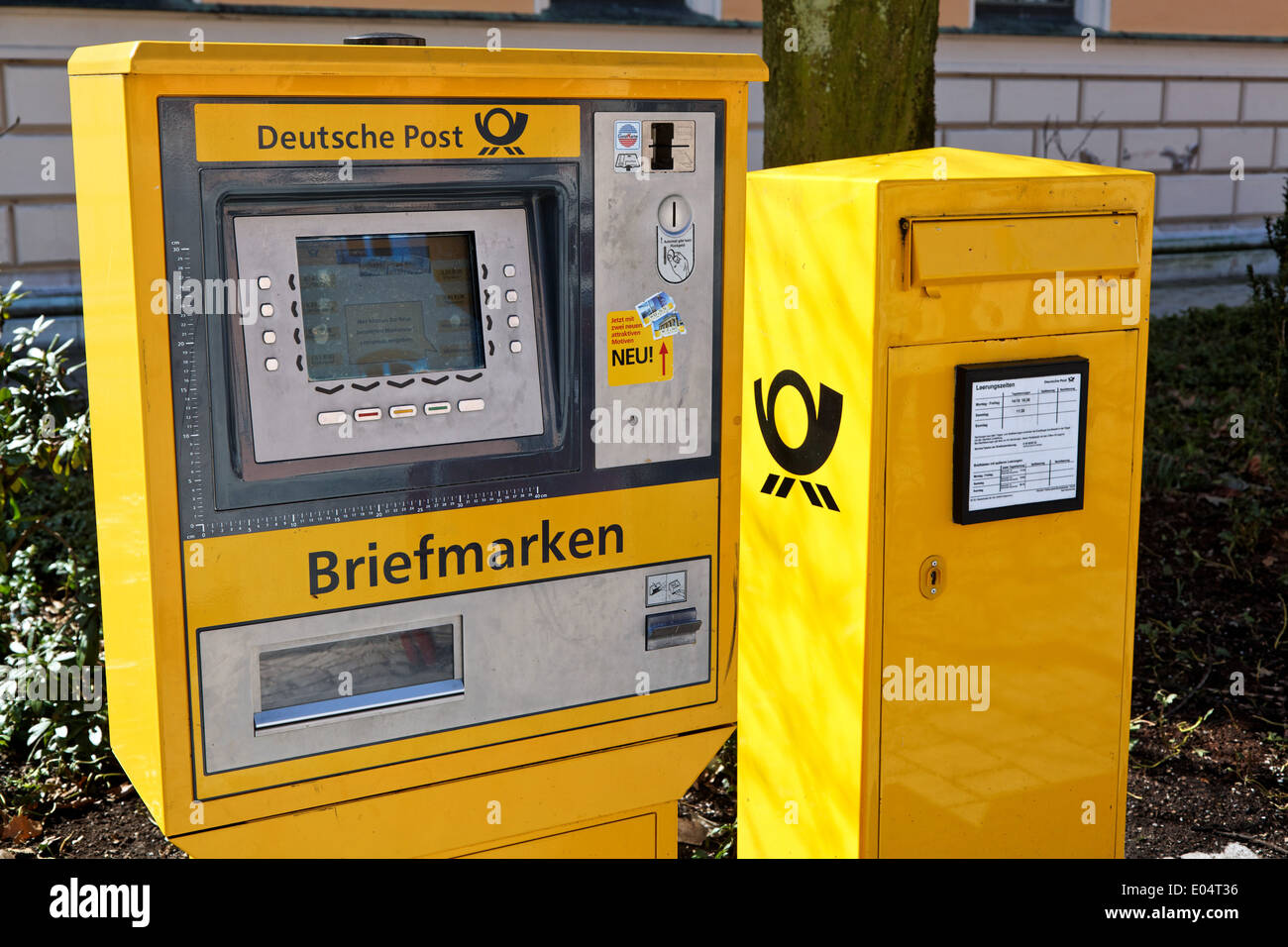 Stamps machine of the post with accompanying character box, Briefmarken ...