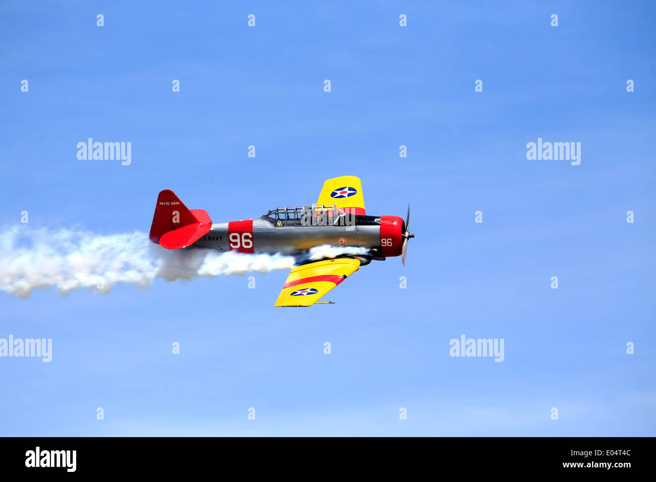 North American Aviation T-6 Texan, a single-engined advanced trainer ...