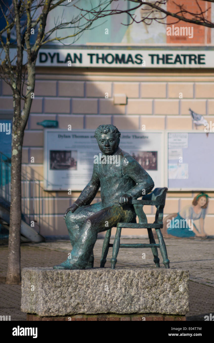 A statue of Dylan Thomas with the Dylan Thomas Theatre in the ...