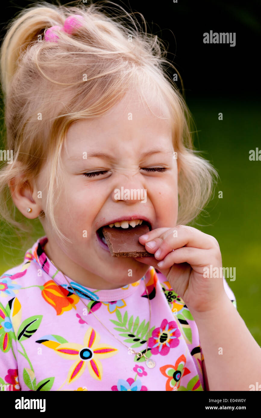 Small child with food of chocolate in the guards, Kleines Kind beim ...