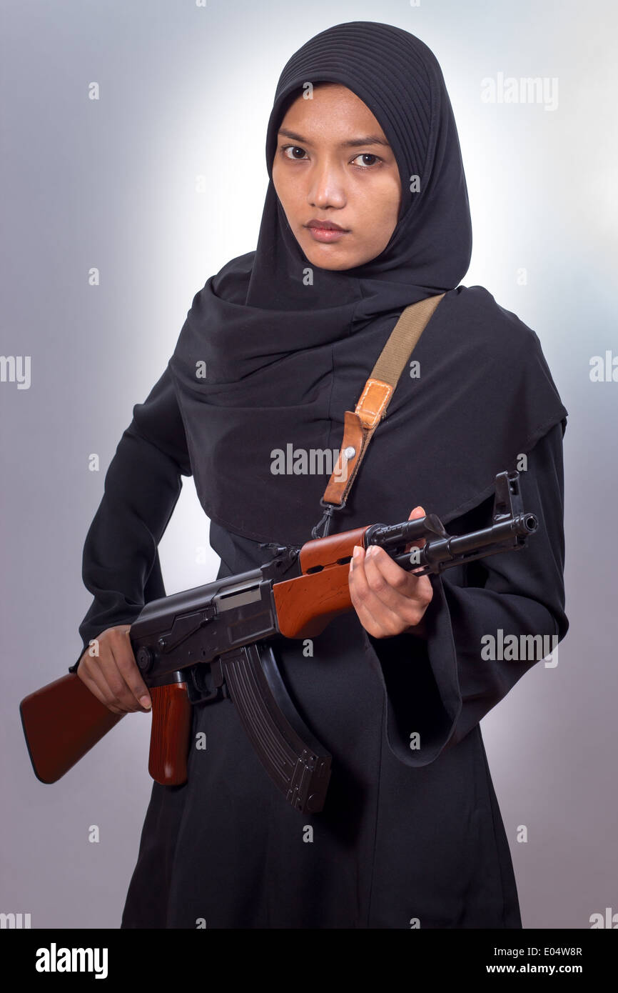 Muslim woman with gun hi-res stock photography and images - Alamy