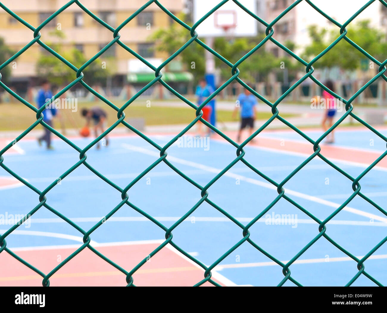 Seamless chain link fence in background Stock Photo - Alamy