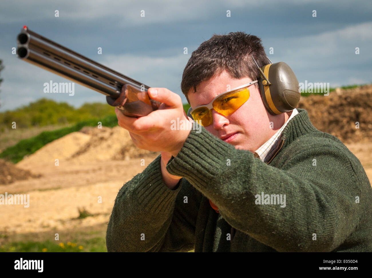 Man shooting target gun hi-res stock photography and images - Alamy