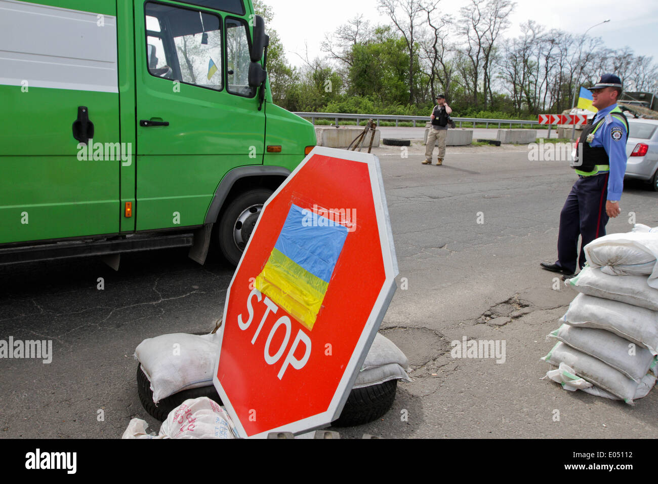 April 28, 2014 - heckpoint is seeing on one of the main Ukrainian ...