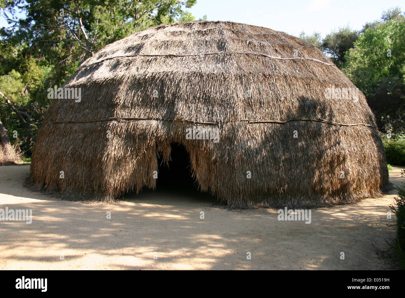 Dwelling native american california hi-res stock photography and images ...