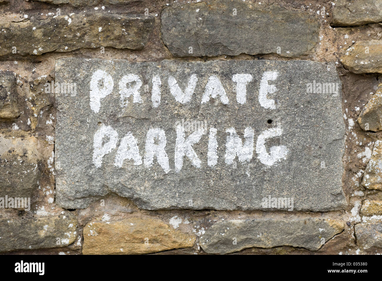 Stone wall with public warning "No Parking Stock Photo - Alamy