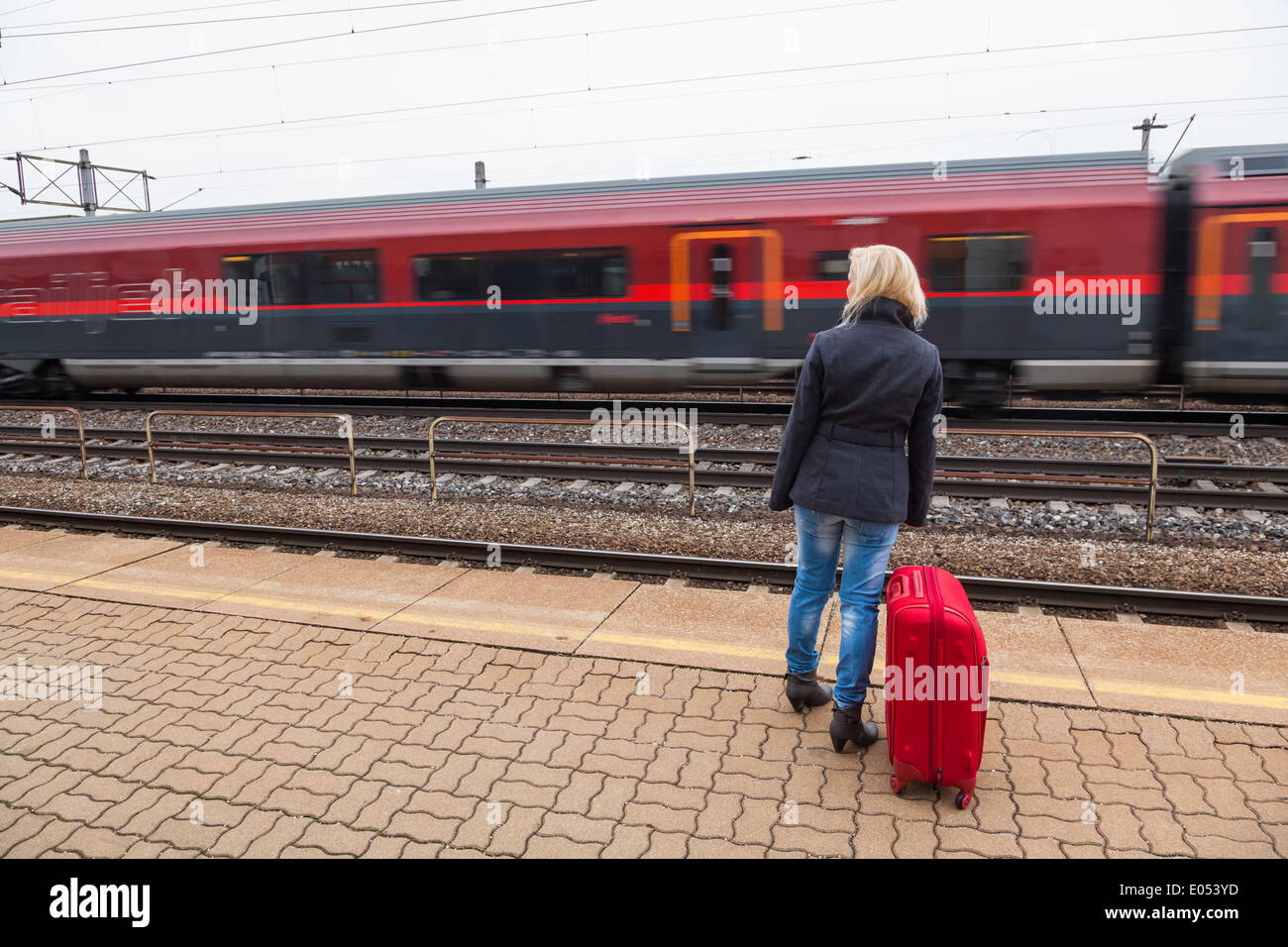 Station mit menschen auf dem bahnsteig hi-res stock photography and images - Alamy