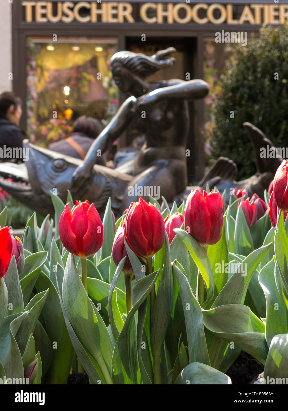 Rockefeller center plaza promenade hi-res stock photography and images ...