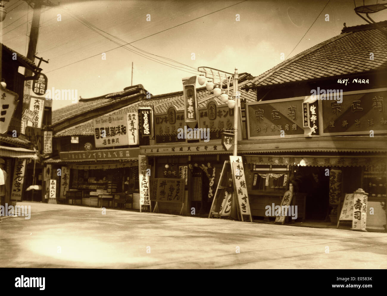 Street scene 1930s japan hi-res stock photography and images - Alamy
