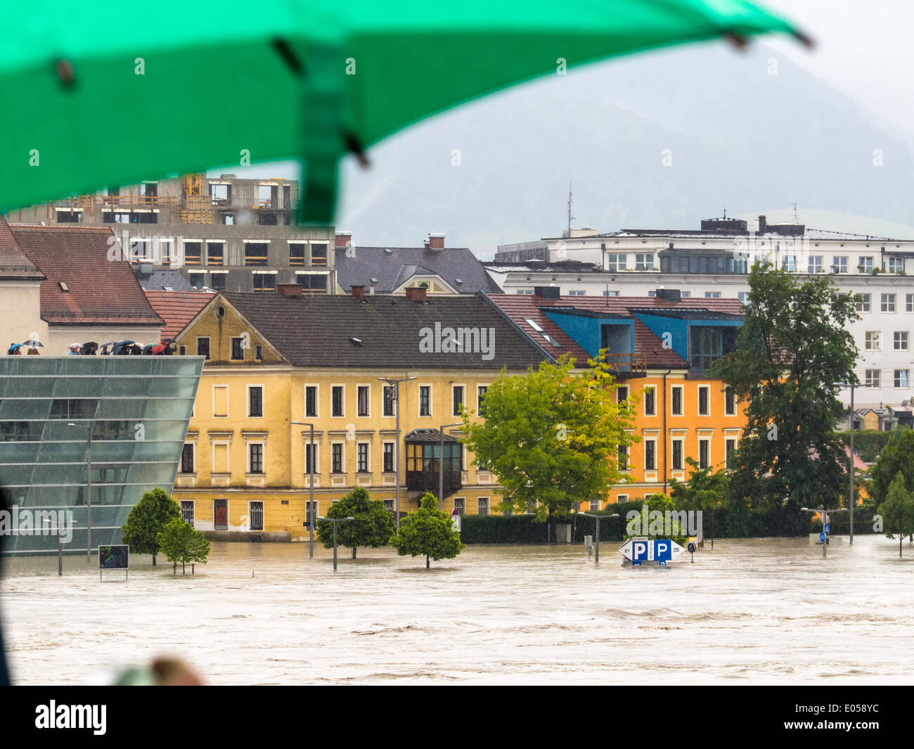 Oesterreich ueberflutungen und ueberschwemmungen hi-res stock ...