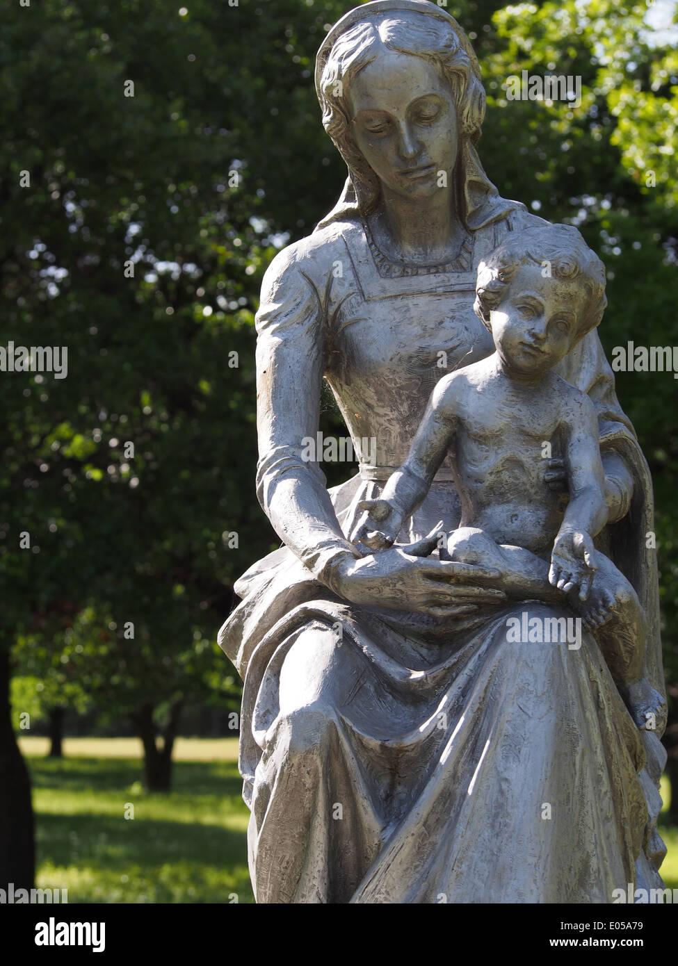 Statue of mother and child hi-res stock photography and images - Alamy