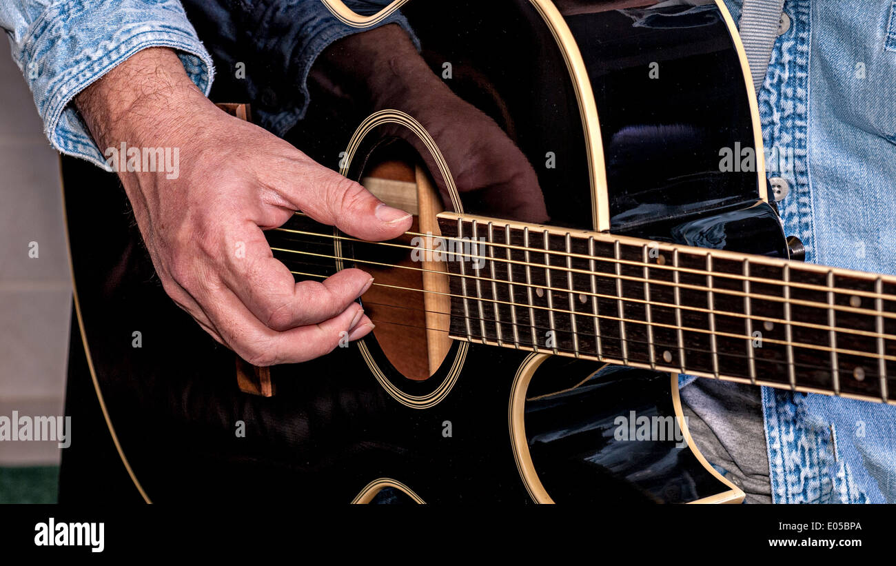 Strings instrument hi-res stock photography and images - Alamy