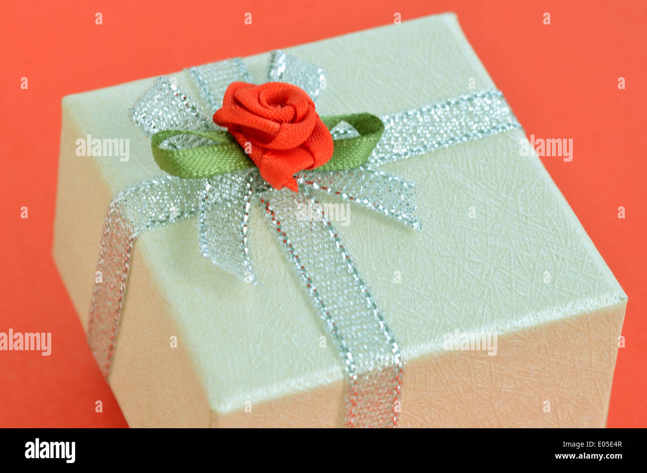 Present box gift tag hi-res stock photography and images - Alamy