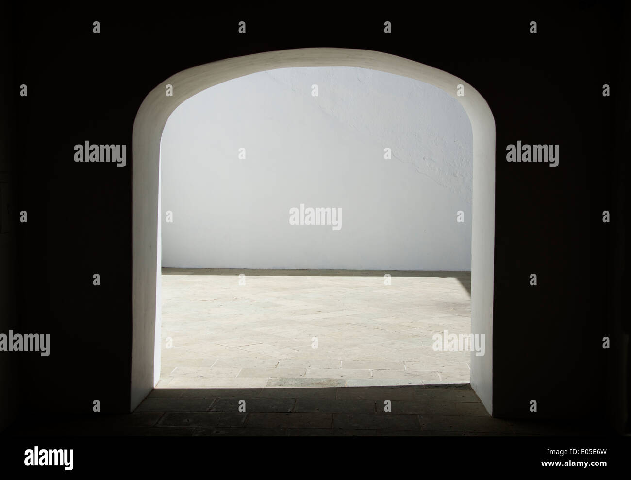 Courtyard arch hi-res stock photography and images - Alamy