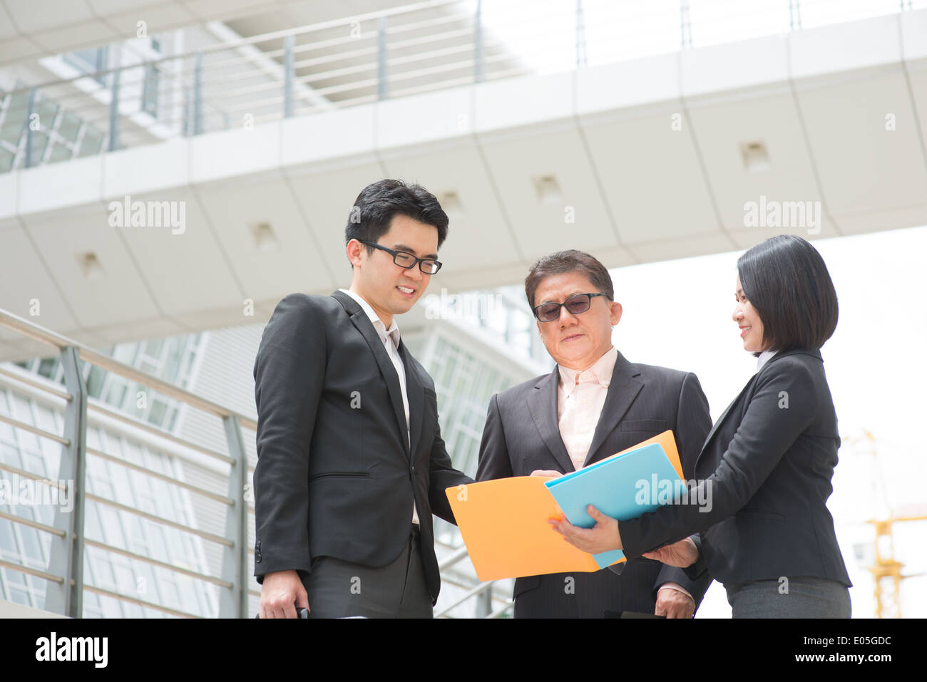 Female ceo talking business team hi-res stock photography and images ...