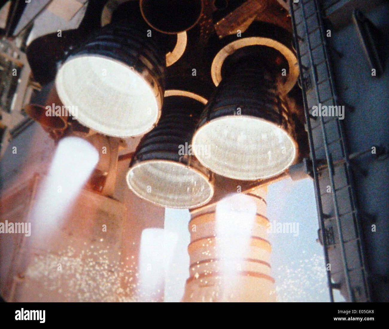 Orbiter Atlantis (STS-110) Launch With New Block II Engines Stock Photo ...