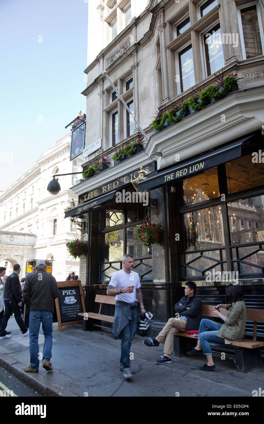 Red Lion Pub in Whitehall - London SW1 - UK Stock Photo - Alamy