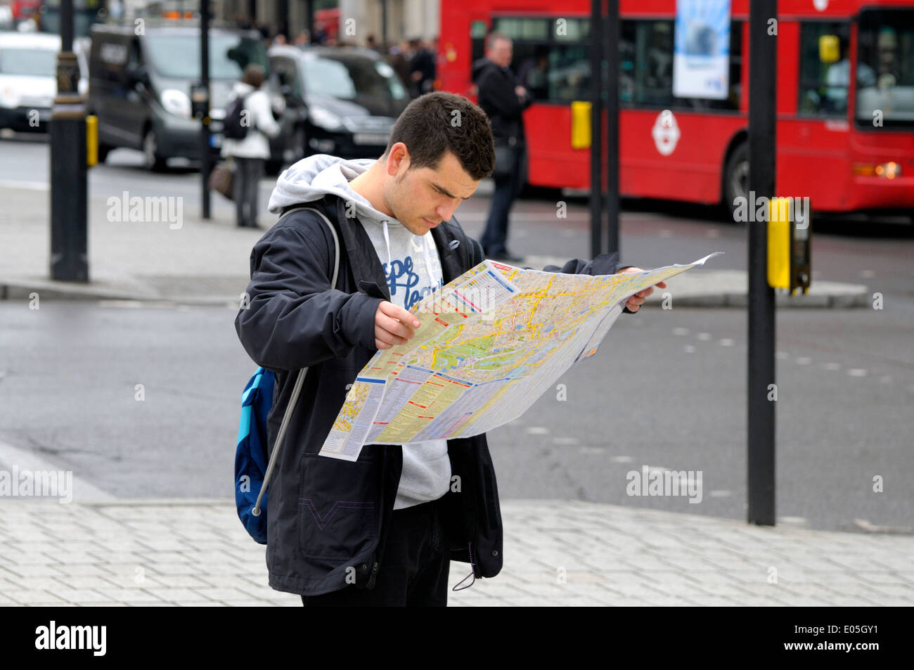 London, England, UK. Tourist looking at a map in Trafalgar Square Stock ...