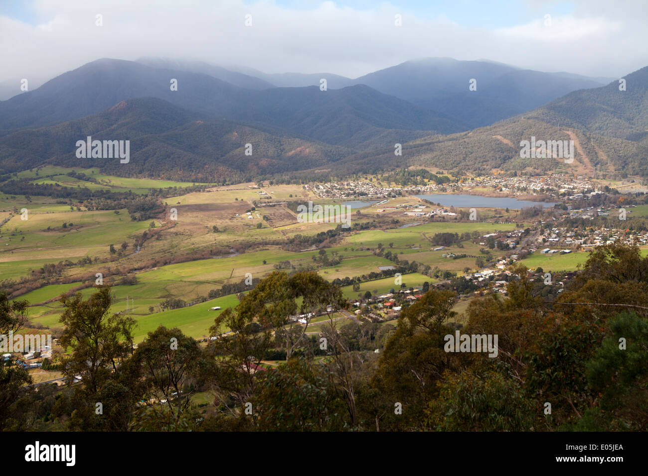 View over the Kiewa Valley and the town of Mt Beauty Stock Photo - Alamy