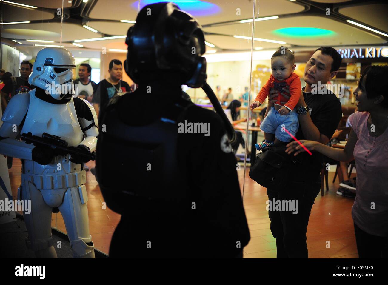 Jakarta, Indonesia. 3rd May, 2014. Parents carrying a child greet Star ...