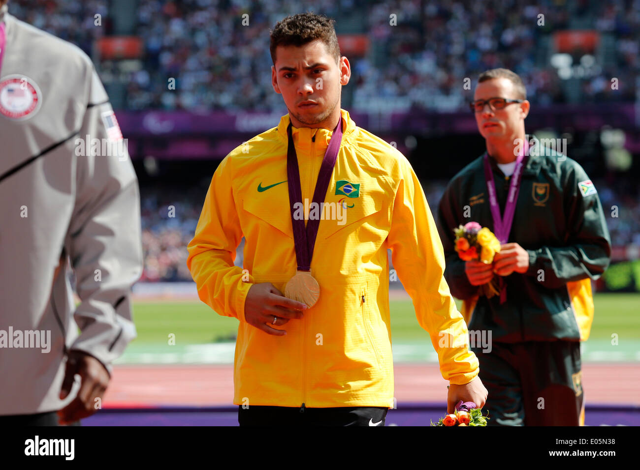 Oscar Pistorius of South Africa silver medal (L) and Alan Fonteles ...