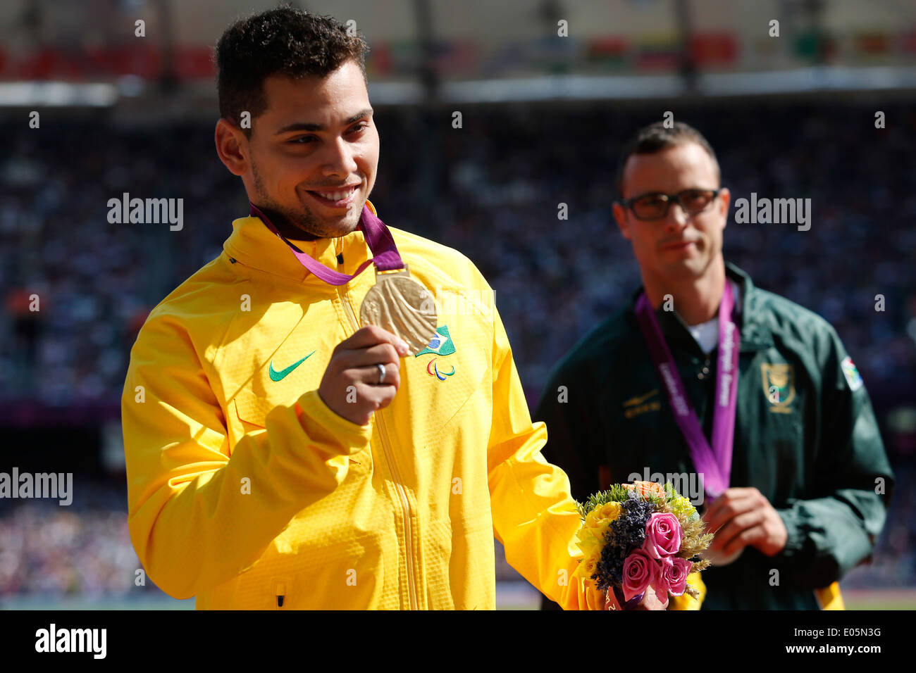 Oscar Pistorius of South Africa silver medal (L) and Alan Fonteles ...