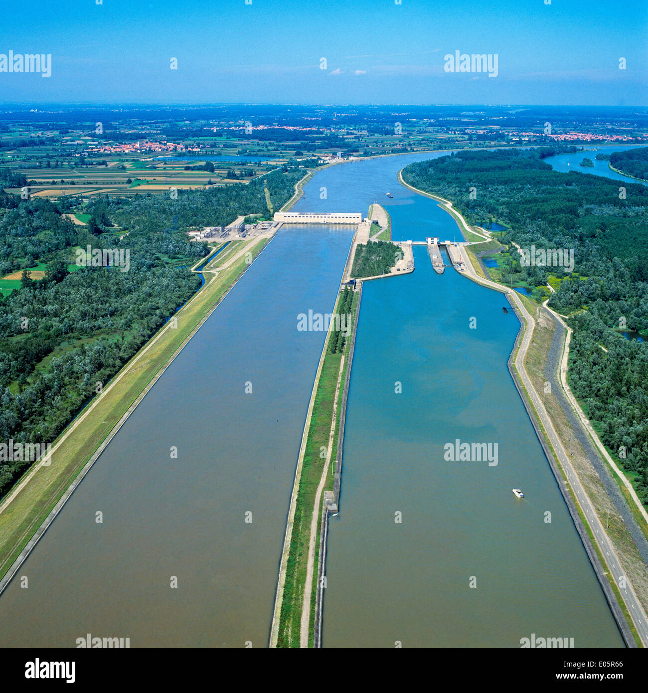 Hydroelectric generating stations hi-res stock photography and images ...