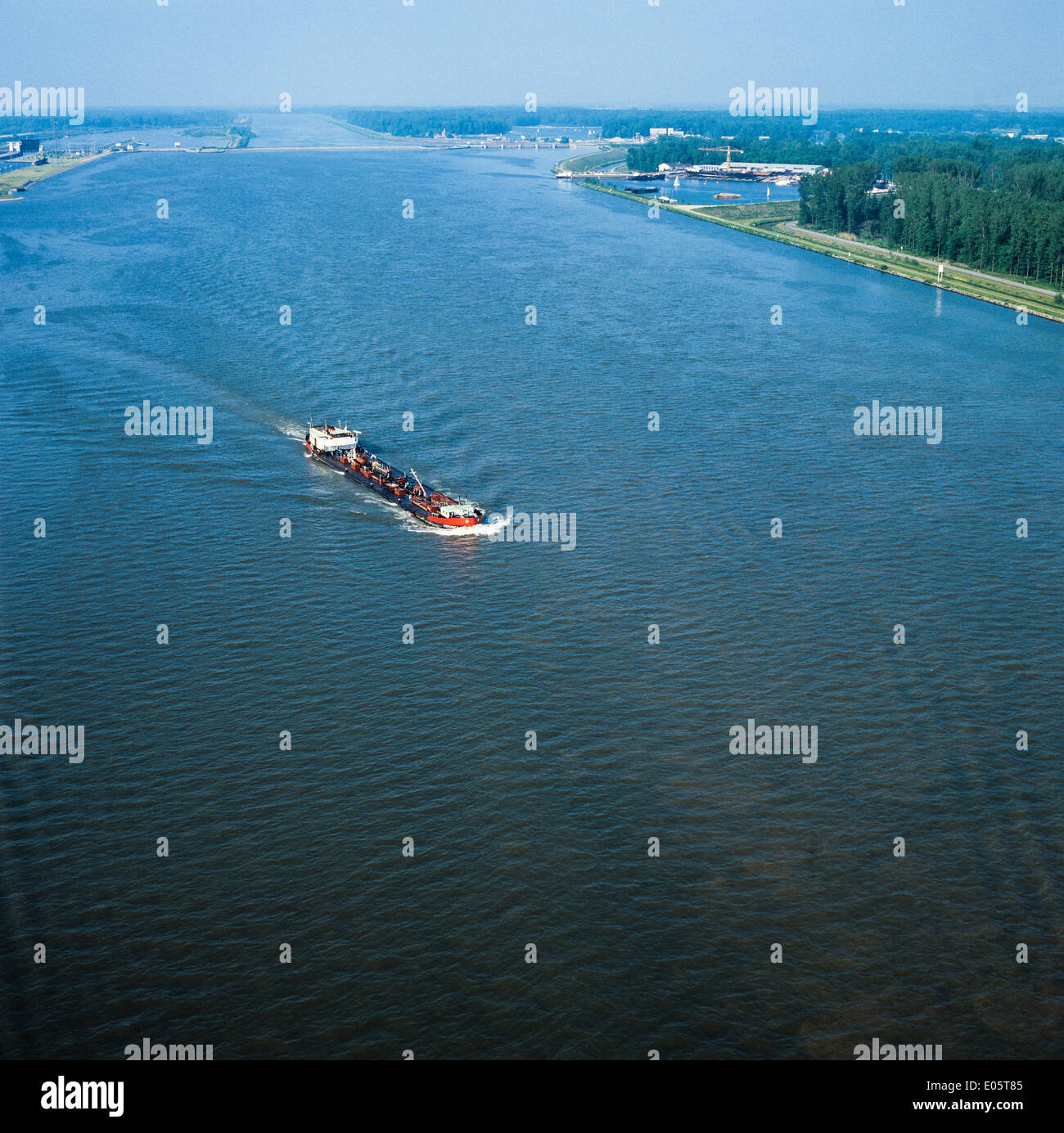 Cargos barges hi-res stock photography and images - Alamy