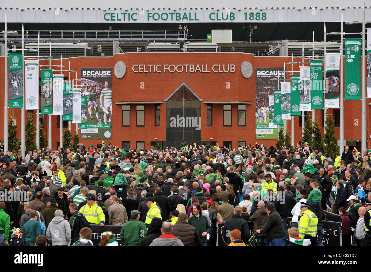 Glasgow, Scotland, UK. 3rd May 2014. Celtic supporters outside Celtic ...
