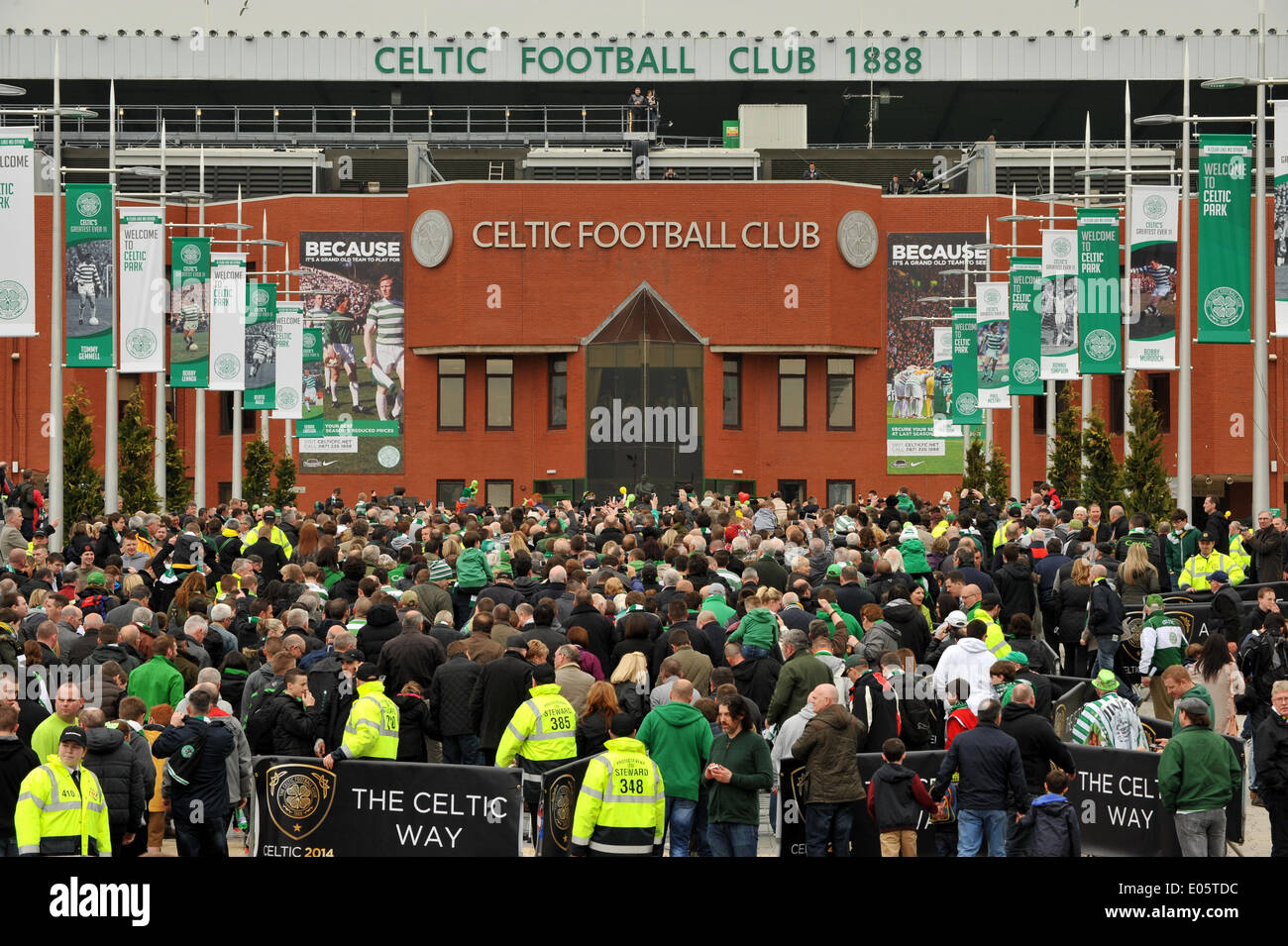 Glasgow, Scotland, UK. 3rd May 2014. Celtic supporters outside Celtic ...