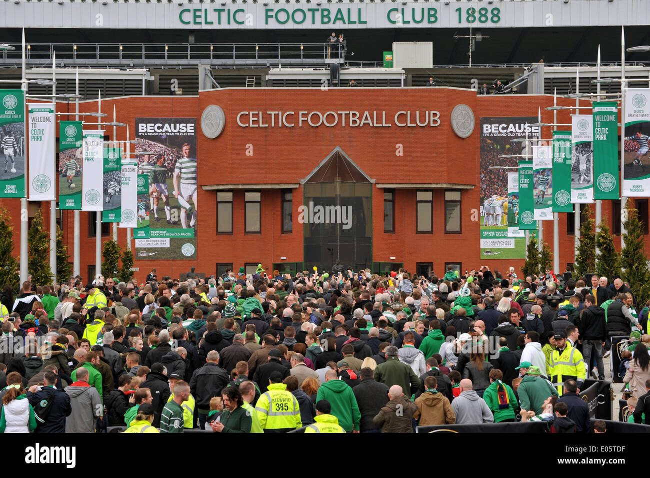Glasgow, Scotland, UK. 3rd May 2014. Celtic supporters outside Celtic ...