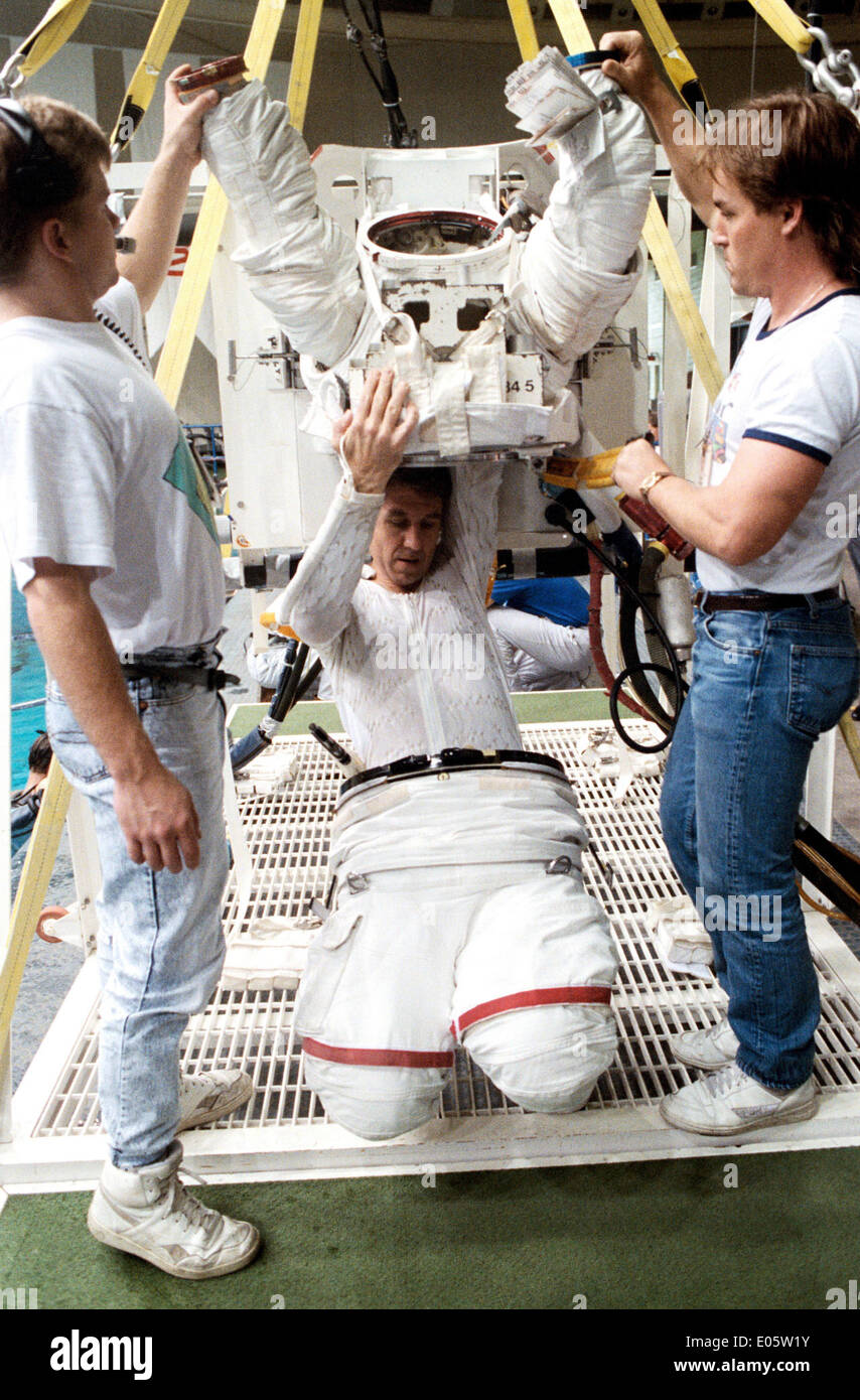 STS-38 Mission Specialist Robert C. Springer prepares for an underwater ...