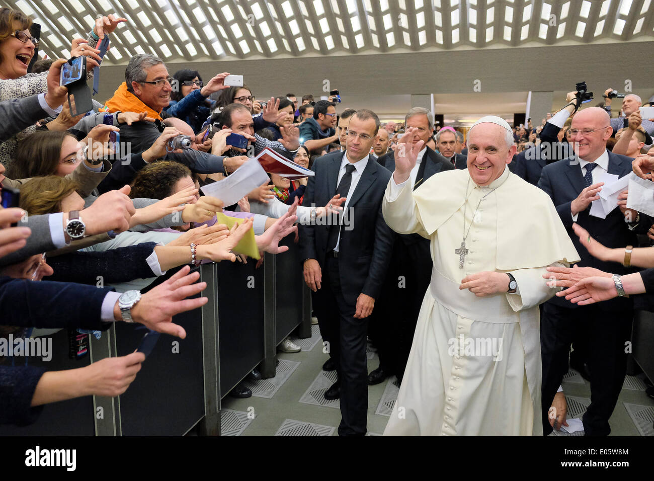 Fotografia felici felici pope hi-res stock photography and images - Alamy
