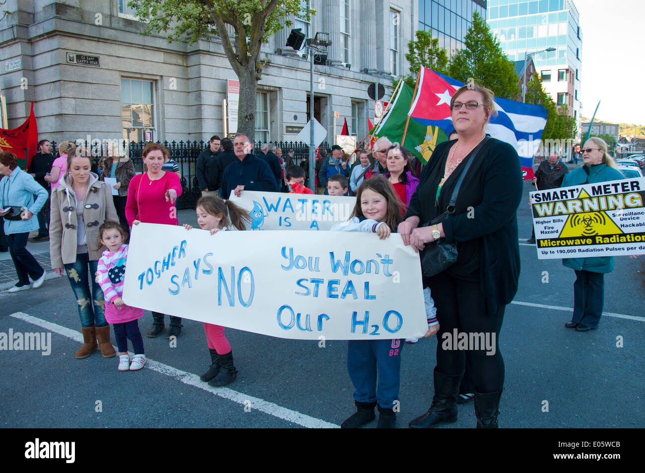 Demonstration of women and children hi-res stock photography and images ...