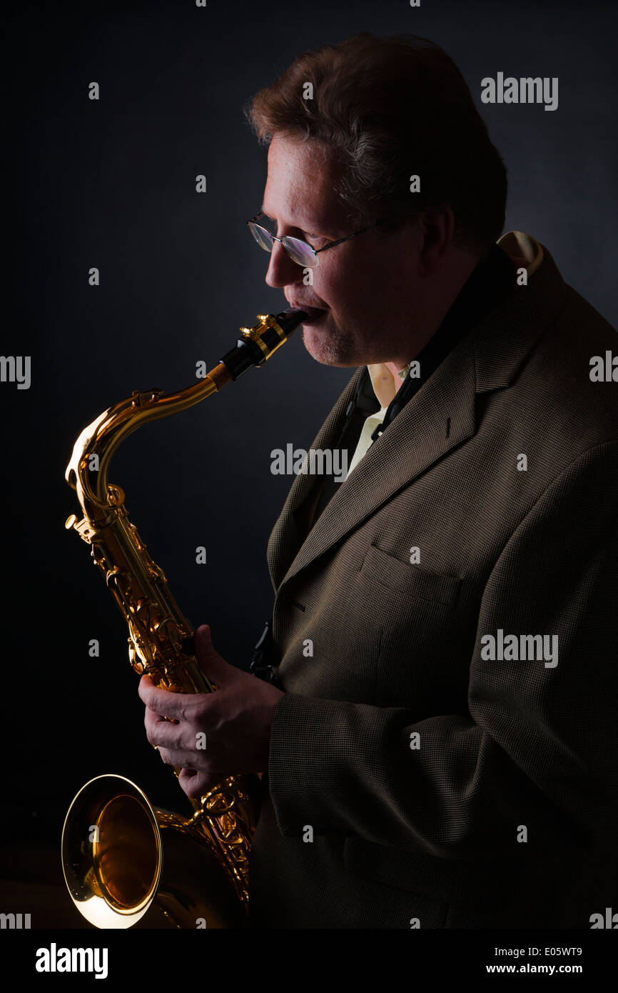 Tenor sax player hi-res stock photography and images - Alamy