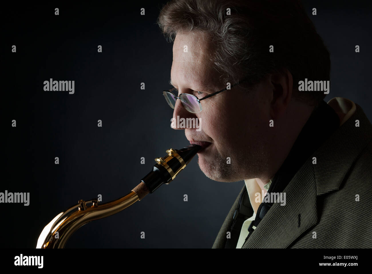 Tenor sax player hi-res stock photography and images - Alamy