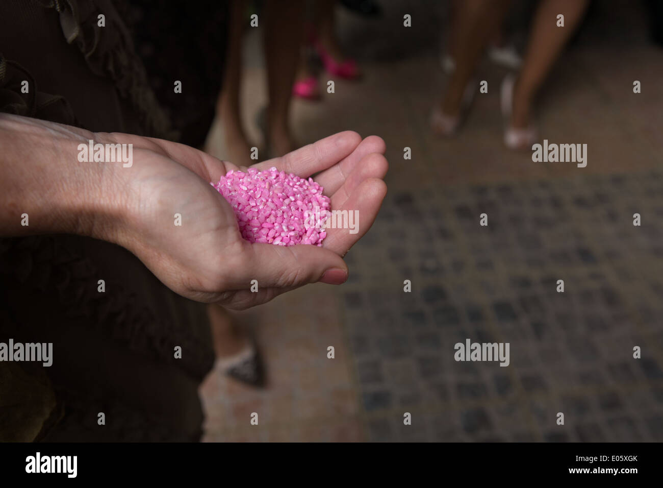 Rice ceremony marriage wedding hi-res stock photography and images - Alamy