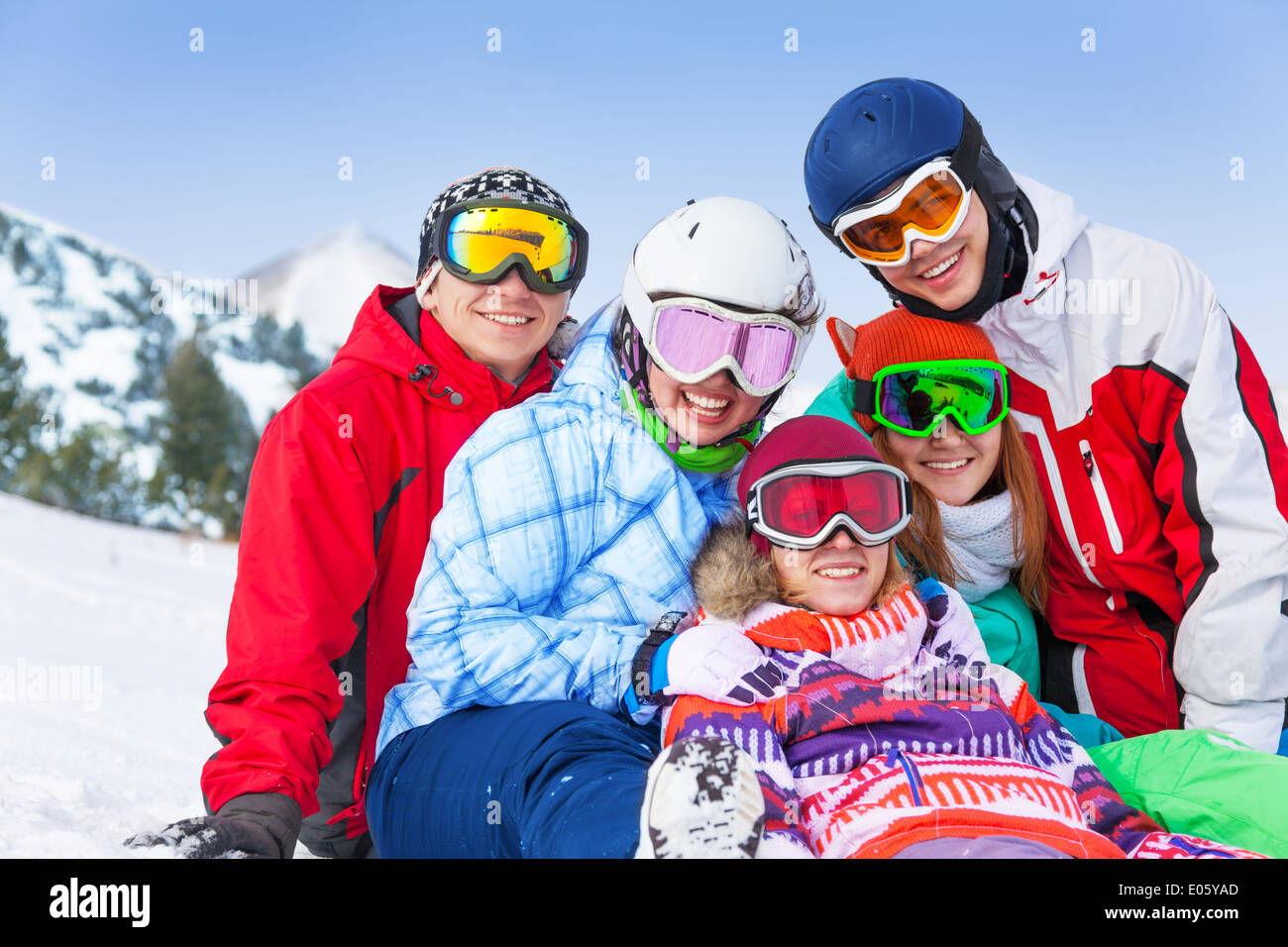 Five happy smiling friends with snowboards Stock Photo - Alamy