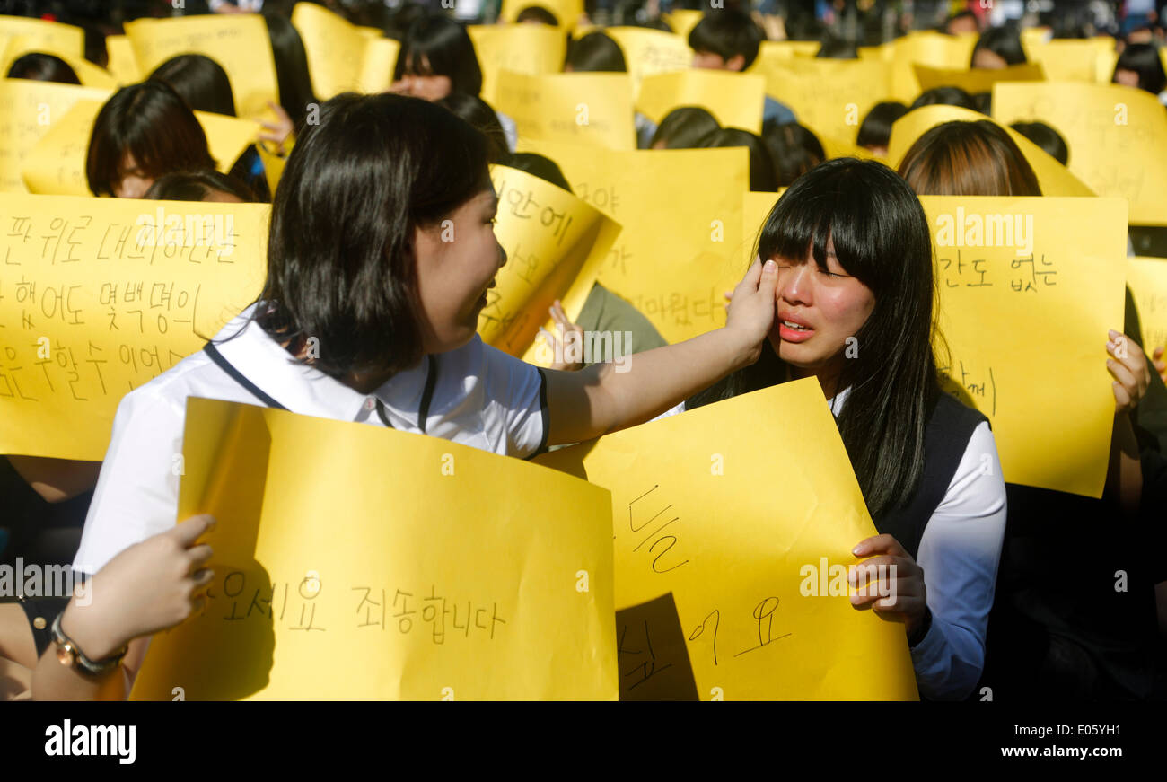 Seoul, South Korea. 3rd May 2014. Students weep during a protest ...