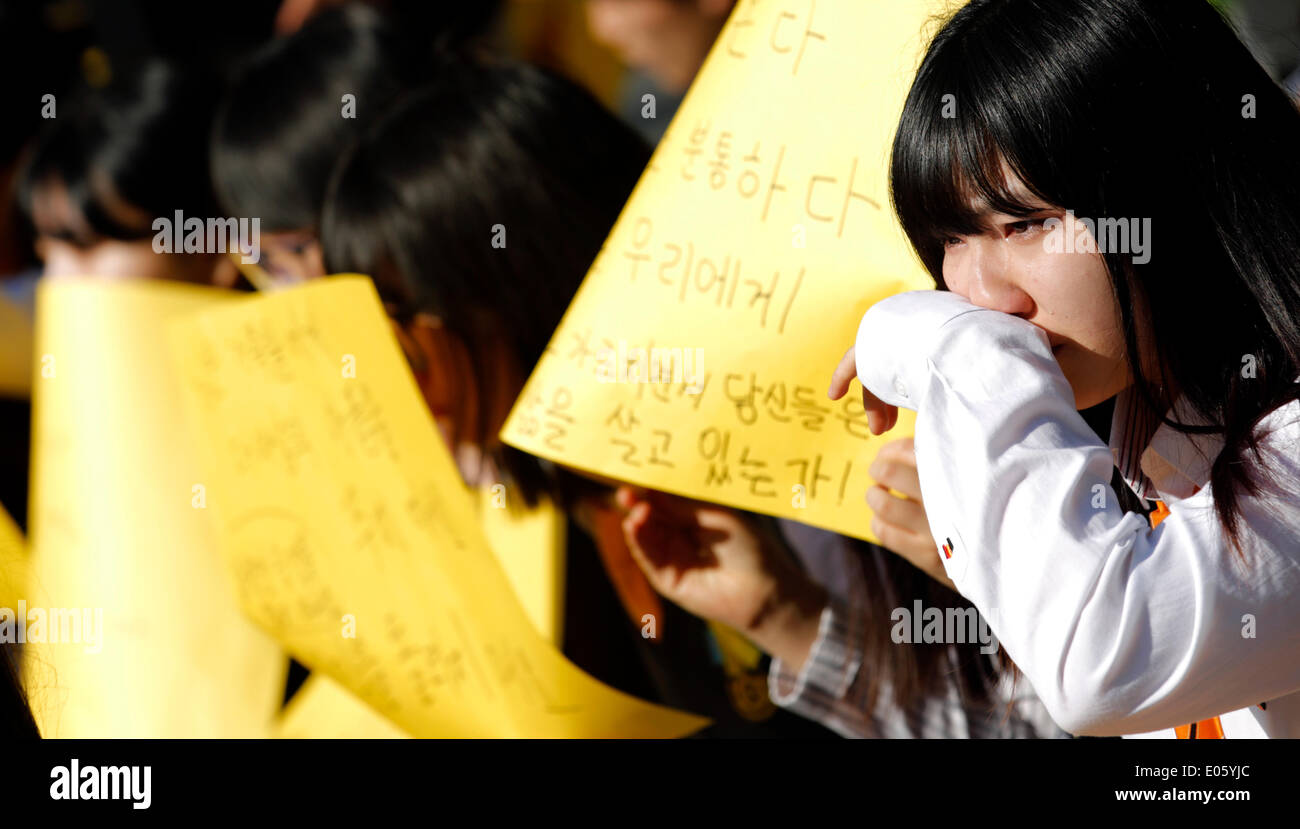Seoul, South Korea. 3rd May 2014. Students weep during a protest ...