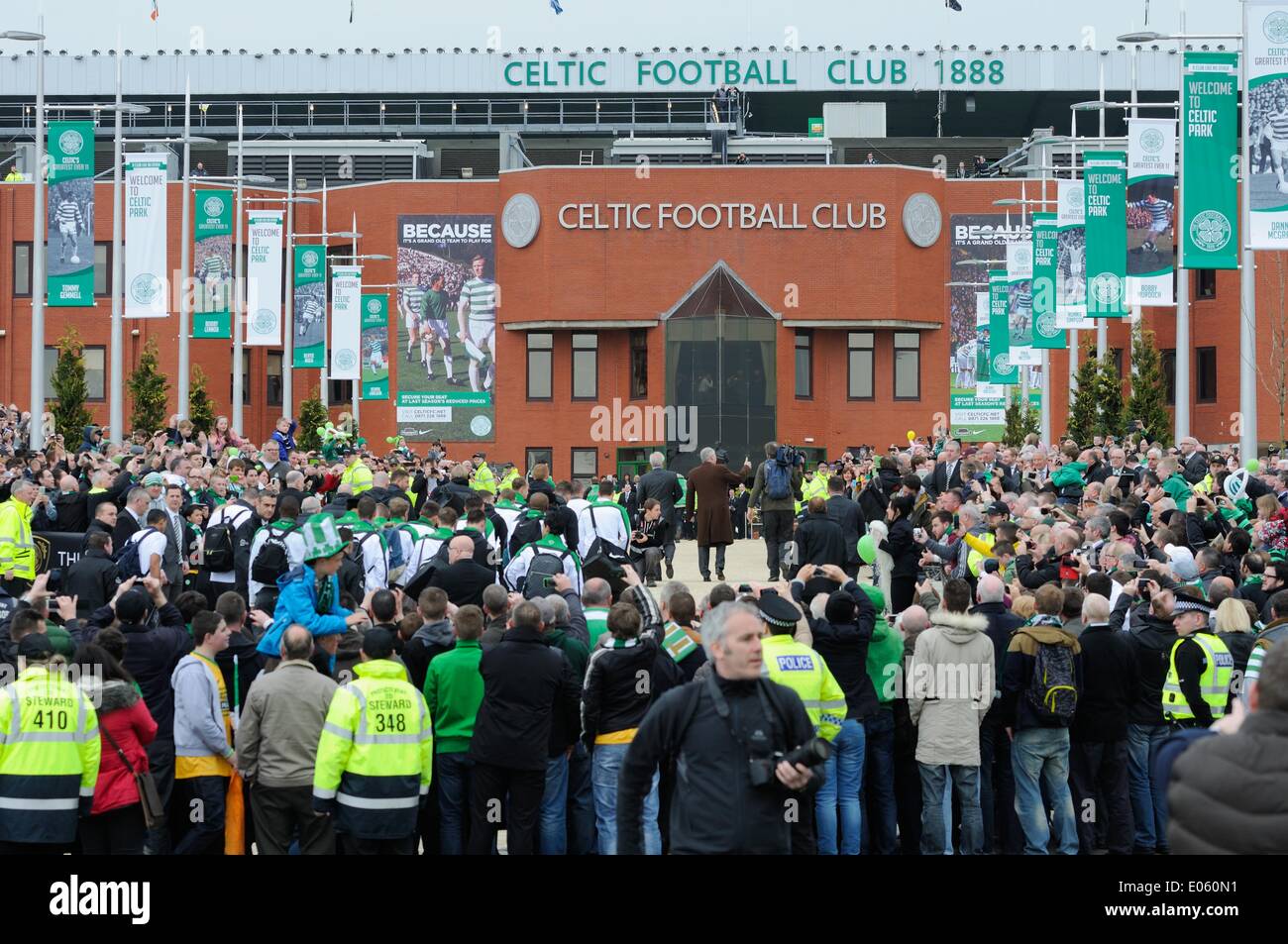 Celtic football club supporters hi-res stock photography and images - Alamy