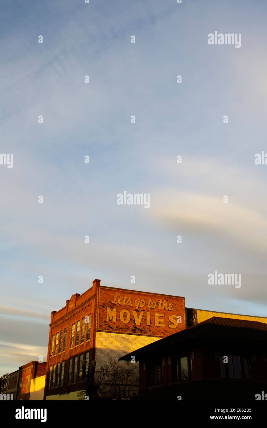 Drive in movies in 1950s hi-res stock photography and images - Alamy