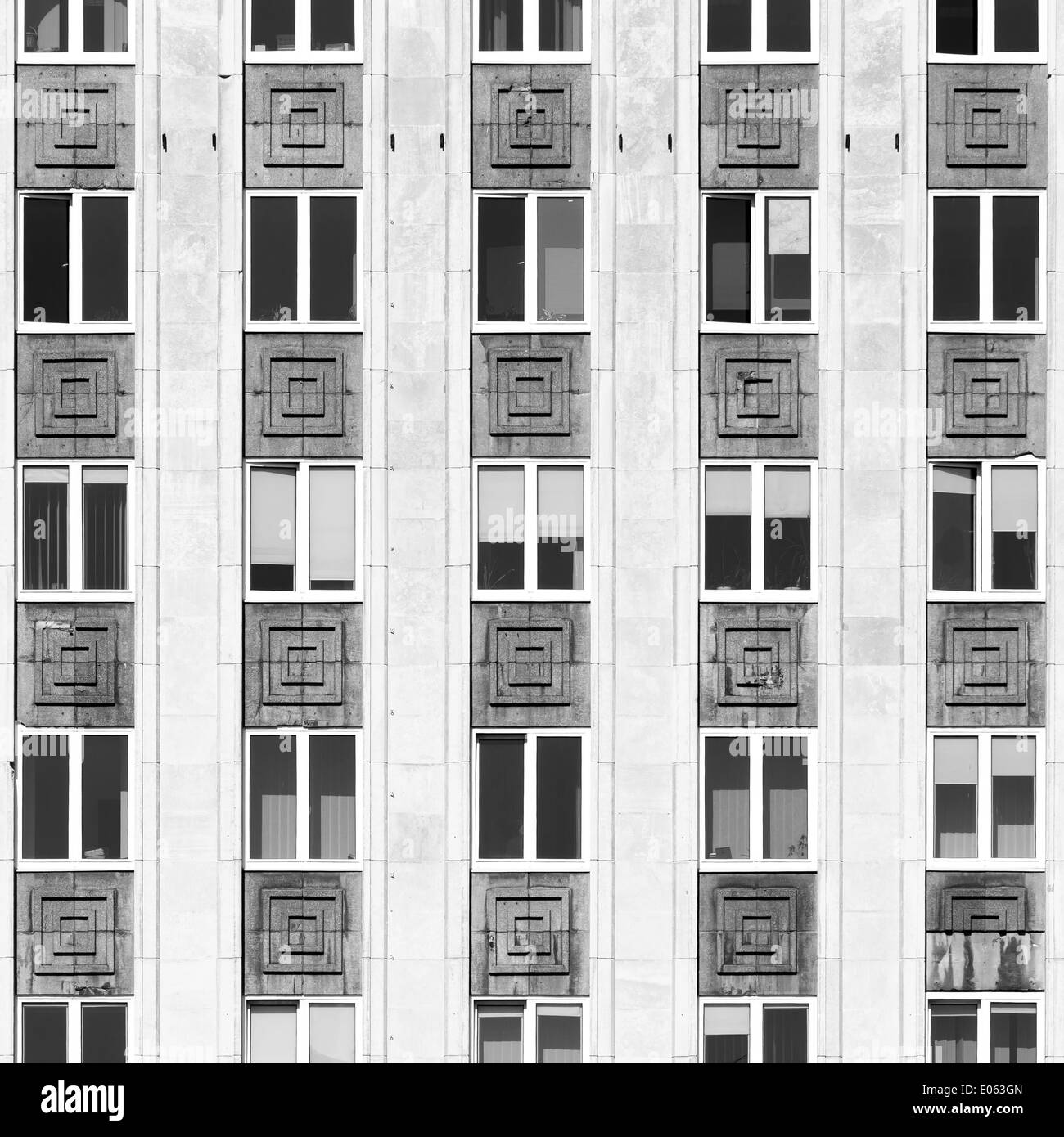 Tall grey hotel building hi-res stock photography and images - Alamy