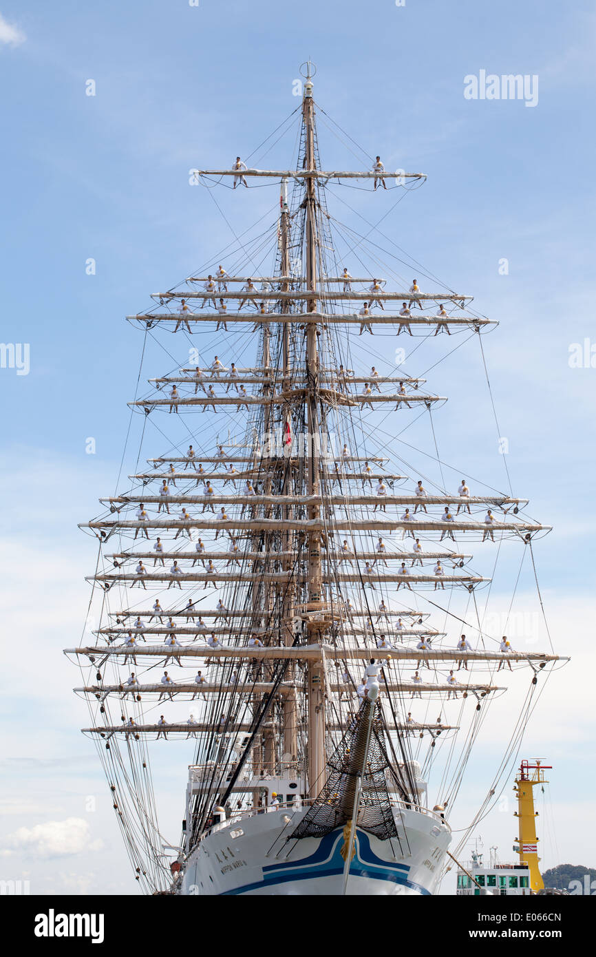 Big sailing ship and sailor men docked at the port Stock Photo - Alamy